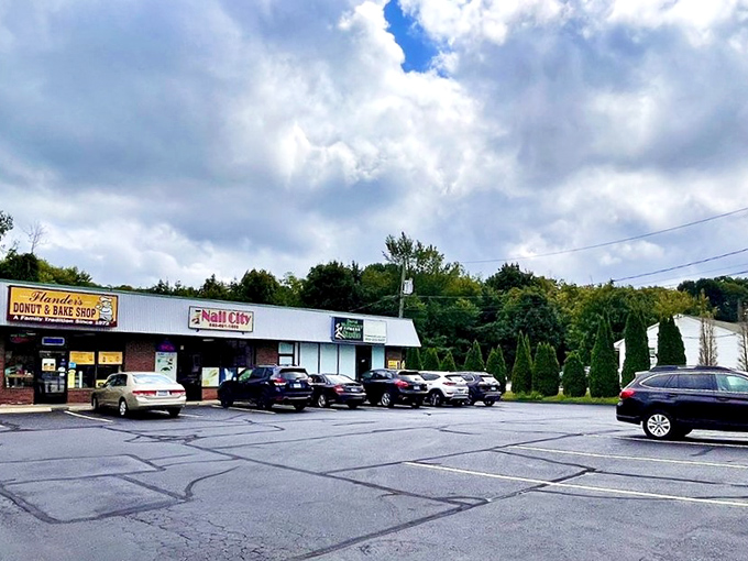 Donut pilgrimage destination! The packed parking lot is a testament to the magnetic pull of these circular treats.
