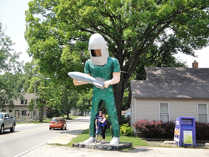 "Say cheese(burger)!" This extraterrestrial employee of the month turns every snapshot into a close encounter of the delicious kind.