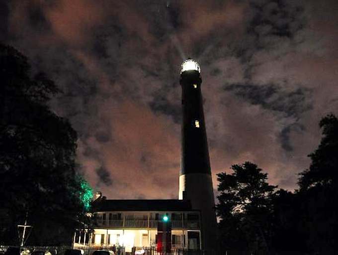 Night light extraordinaire! Who needs stars when you've got this beacon of beauty illuminating the evening?