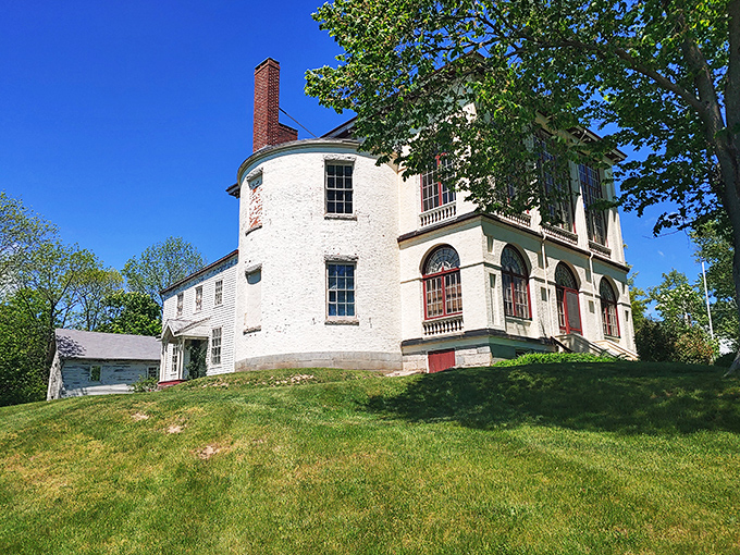 Castle Tucker: Victorian grandeur with a view! This hilltop mansion serves up 19th-century luxury with a side of river vistas.