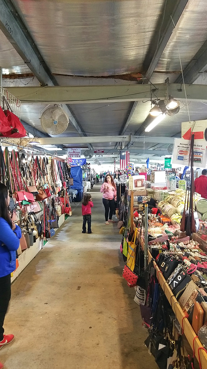 From fresh produce to fishing gear, the Market of Marion is a one-stop shop for all of Florida's finest. It's a slice of Sunshine State heaven!