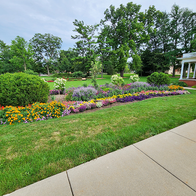 Garden of earthly delights! This floral fantasia is enough to make even Mother Nature jealous.