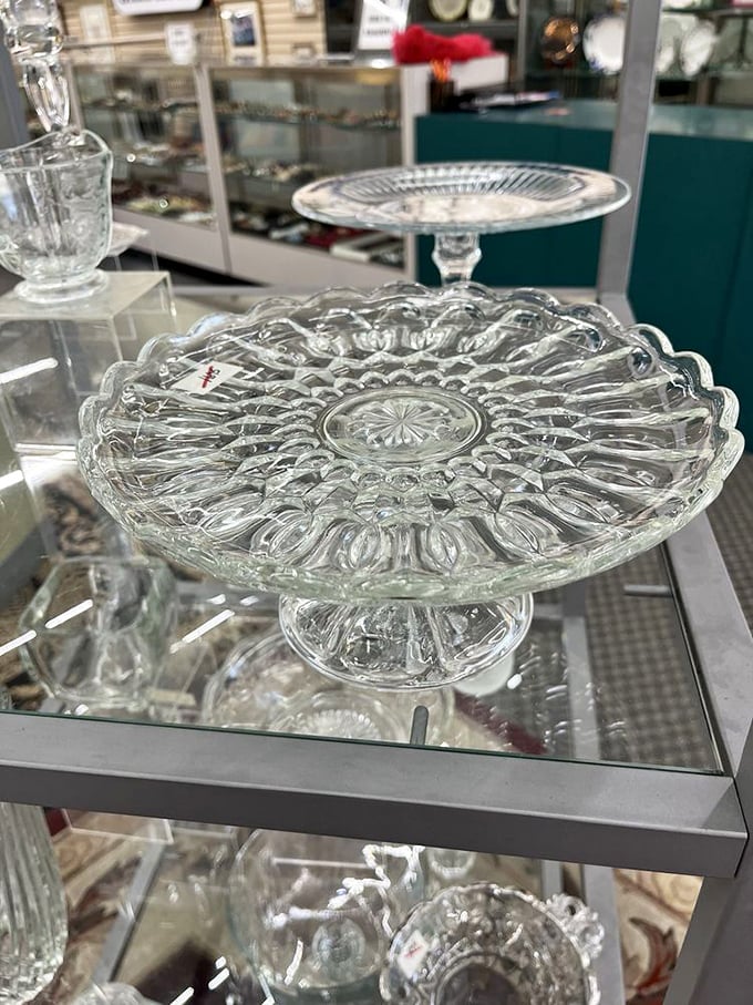 Cake's throne awaits! This crystal stand is fit for pastries so pretty, you'll hesitate before taking that first bite.