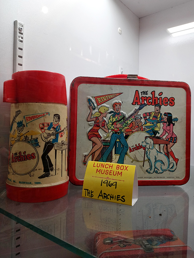 Sugar, sugar! The Archies rock out on these vintage lunch boxes, serving up a side of bubblegum pop with every meal.