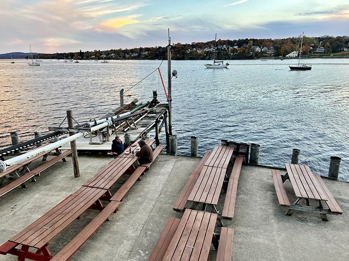 Dinner with a view? More like dinner with a "Wow!" Seaside seating that'll make your Instagram followers green with envy.