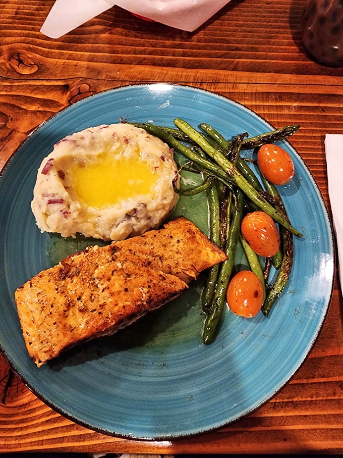 Who says you can't find good seafood in the desert? This salmon's so fresh, it'll have you checking for tumbleweeds in your wake.