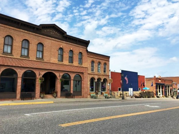 Picture-perfect doesn't begin to cover it. Henderson's skyline is proof that sometimes, less really is more &ndash; except when it comes to charm.