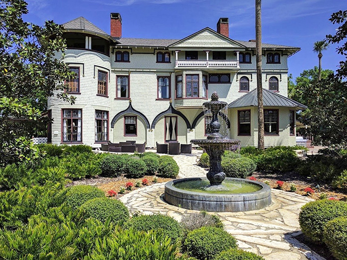 DeLand's Woodland Boulevard: Historic buildings, craft breweries, and a dash of college-town energy. Great Scott, it's delightful!