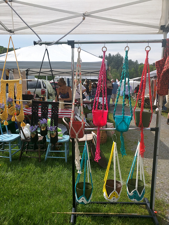 Macram&eacute; madness! These hanging planters are bringing the '70s back, one knotted creation at a time.
