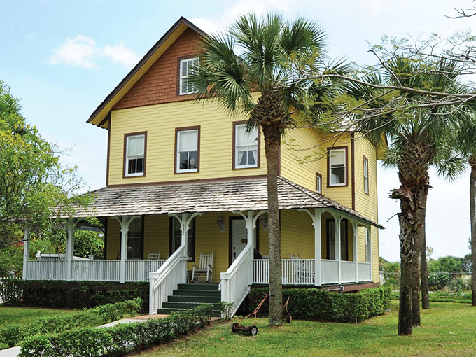 Southern charm meets mystery novel! This facade's got more layers than a New Orleans beignet.