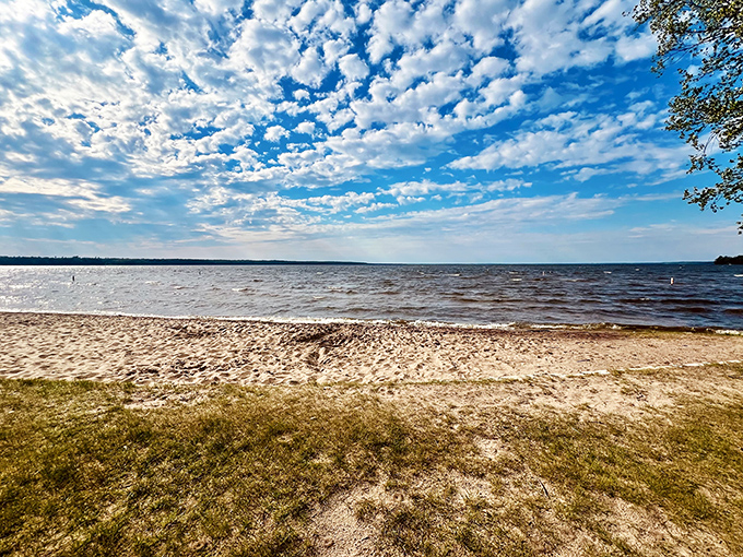 Beach, please! This slice of paradise is serving up relaxation with a side of stunning views. No reservations required.
