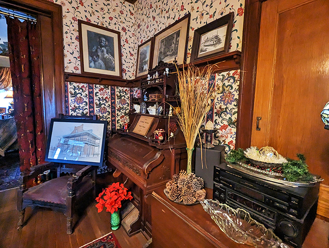A trip down memory lane, complete with soundtrack. This charming display corner is like a time capsule of nostalgia, ready to serenade you with tales of yesteryear.