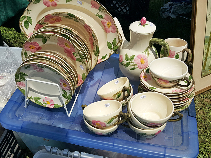 Floral tea party, anyone? These dainty dishes are begging for finger sandwiches and gossip with the Dowager Countess.