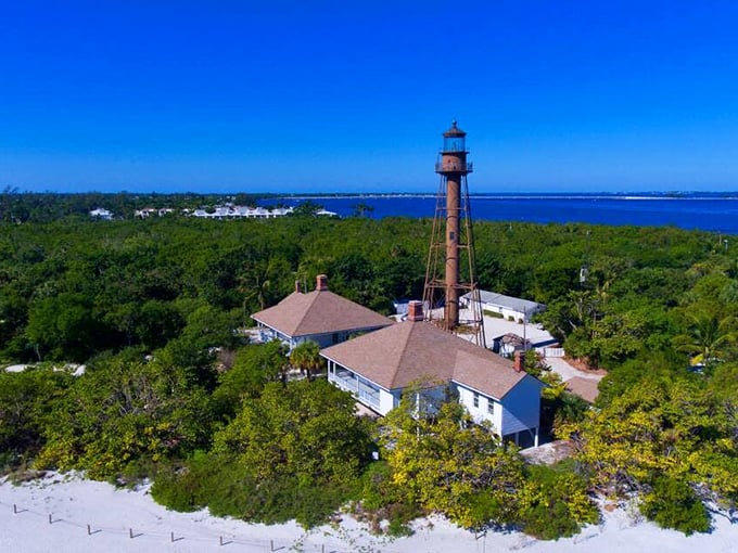 Sanibel's leggy beauty: This lighthouse has more legs than a Rockettes lineup. And probably better balance, too!