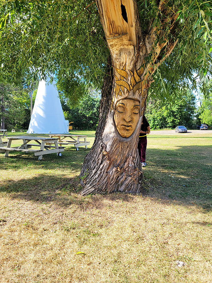 Even the trees are getting in on the action! This carved creation is giving new meaning to the term "branching out."