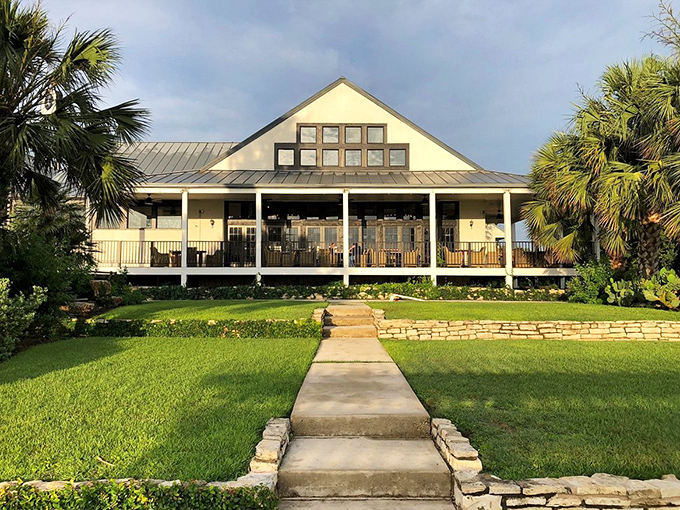 Hillside haven: This inviting hotel promises comfort with a side of stunning views. It's the perfect base for your Castroville adventure!