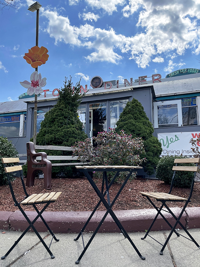 Al fresco dining, diner-style. Because sometimes you need your coffee with a side of people-watching and fresh air.