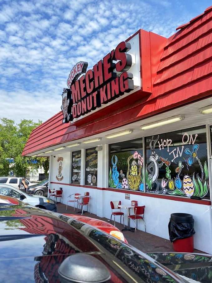Al fresco feasting, donut-style! These outdoor seats invite you to savor your sugary spoils while watching the world (and calories) roll by.
