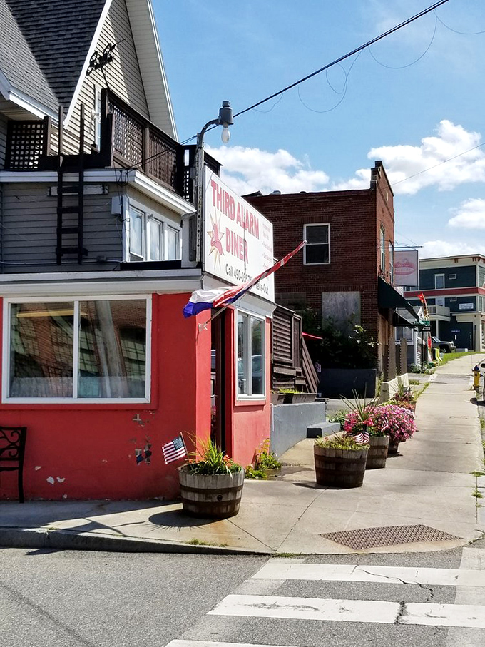 A slice of small-town charm, served with a side of nostalgia. This diner's ready to welcome you like an old friend.