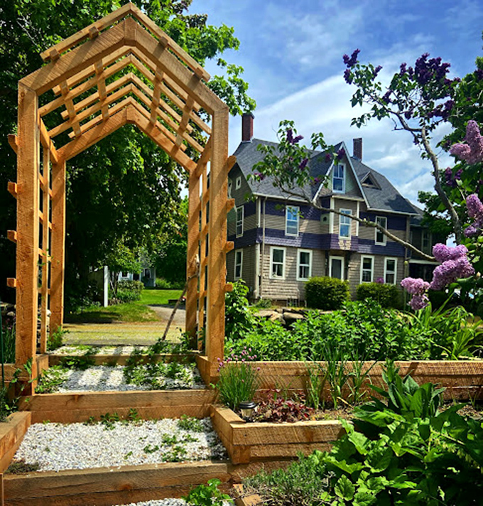 Garden of earthly delights: Where nature and architecture play nice. It's like a fairy tale setting, but with better Wi-Fi.