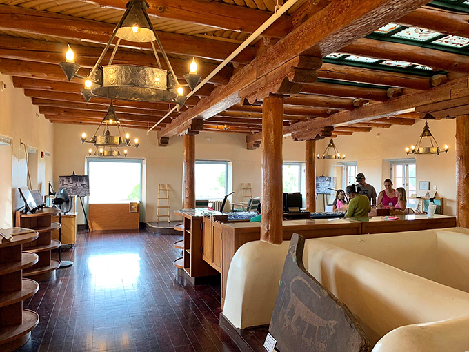 Rustic chic meets museum cool: This interior could be the set for "National Geographic: The Sitcom" &ndash; educational and oddly cozy.