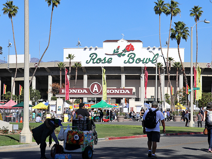 The calm before the bargain-hunting storm. Early birds catch the worms &ndash; and the vintage lamps &ndash; at this SoCal institution.
