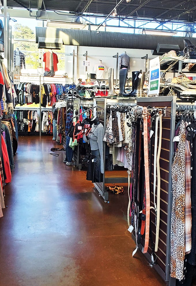 A fashionista's playground! This store has more hidden gems than my grandmother's secret recipe box.