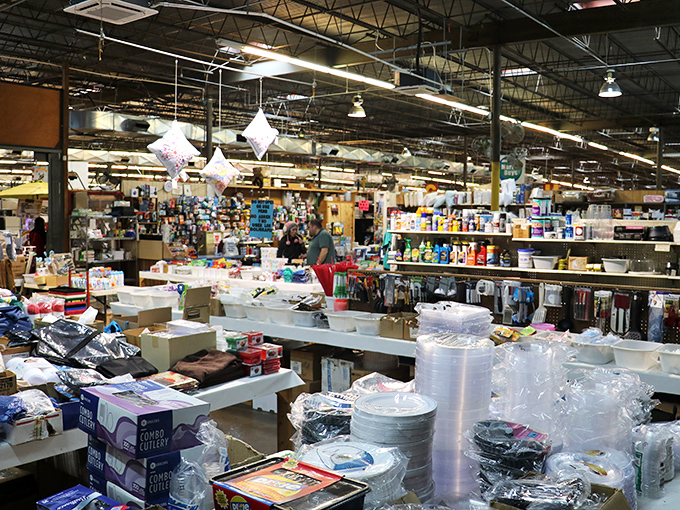 Flea market or Ali Baba's cave? This treasure trove of knick-knacks and doodads is a bargain hunter's paradise.