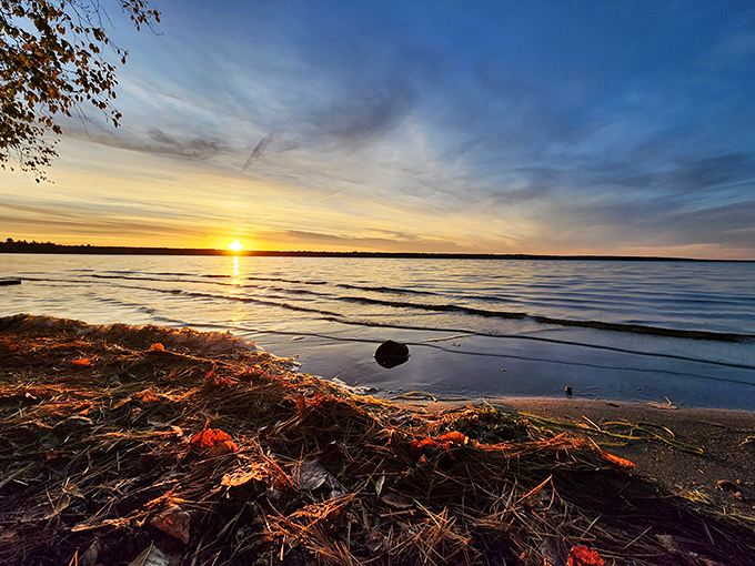 Mother Nature's grand finale: A sunset that puts Broadway to shame. Standing ovation, please - encore performances nightly!