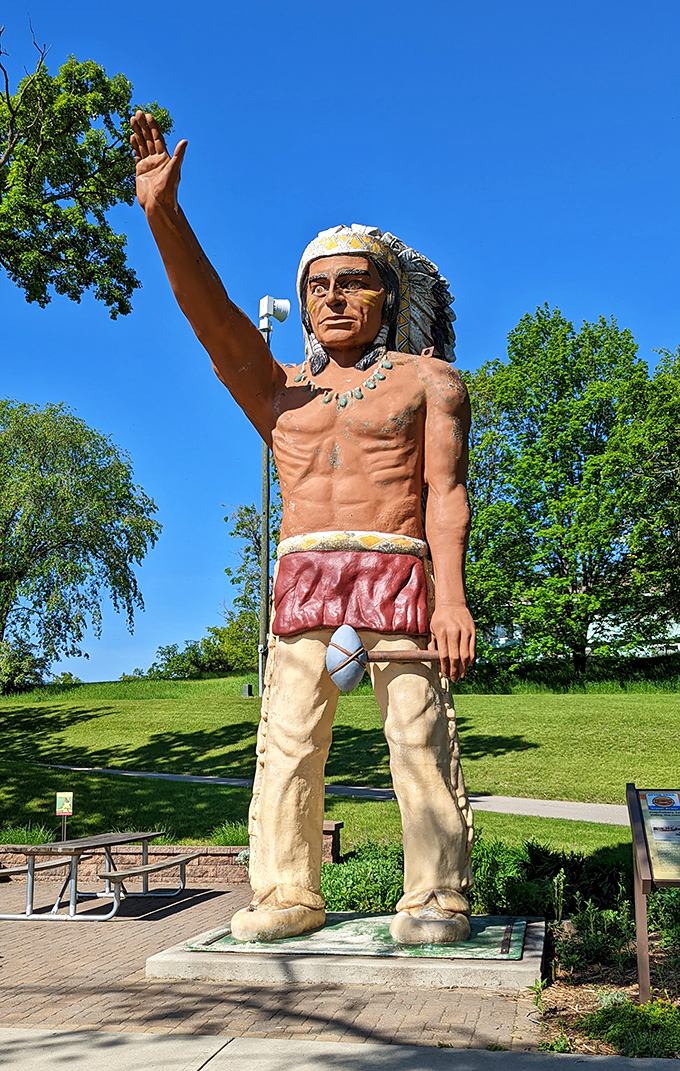Is it just me, or does he look like he's hailing the world's largest Uber? This 23-foot concrete chief has been greeting visitors since 1938!