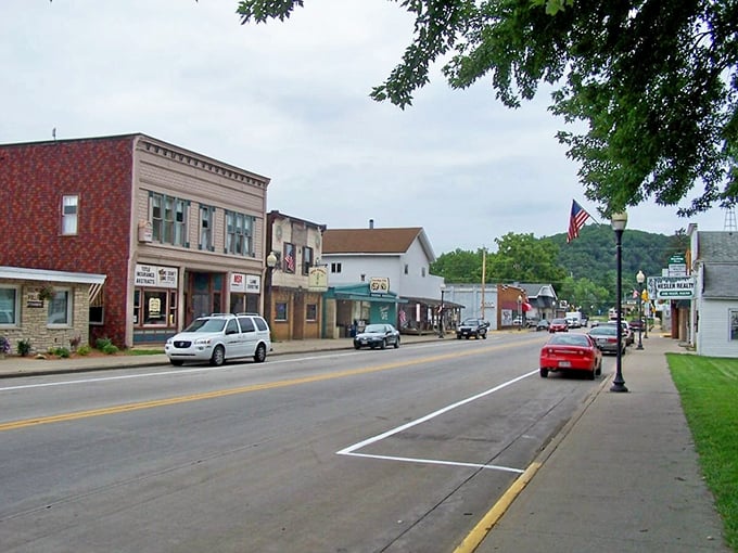 Friendship: Where steeples and autumn leaves paint a Norman Rockwell scene. This lakeside town is a postcard come to life!