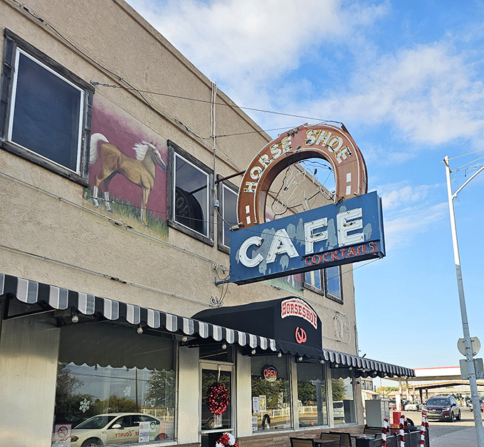 Horseshoe Cafe: Where neon dreams and pie-in-the-sky hopes come true! This Benson gem serves up slices of Americana with a side of nostalgia.
