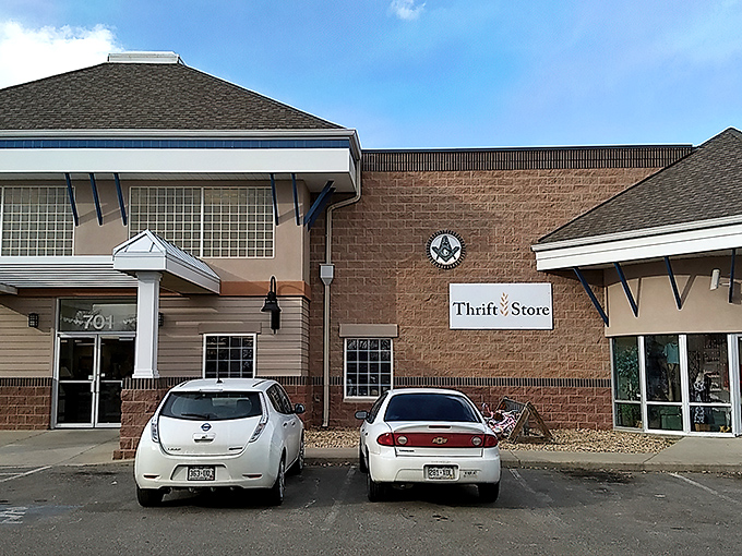 Thrift store or treasure trove? This unassuming facade hides a world of secondhand wonders. Step inside and let the bargain hunt begin!