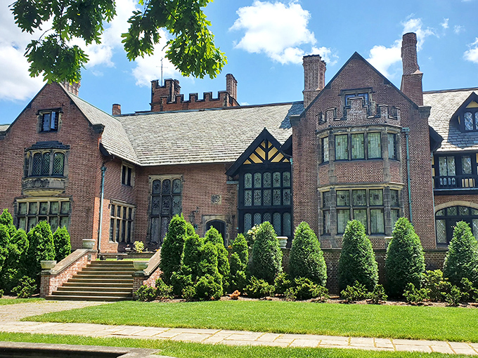 Stan Hywet Hall: Where Gatsby meets Downton Abbey! This Tudor Revival masterpiece is so grand, you'll feel underdressed without a top hat and monocle.