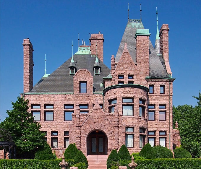 "Cinderella, eat your heart out!" This pink sandstone castle could make even the most jaded prince charming swoon. Talk about a fairytale entrance!