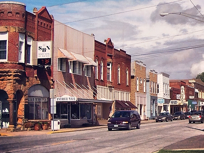 Brick by brick, Nauvoo's past comes alive. It's like stepping into a Norman Rockwell painting, but with better ice cream options!