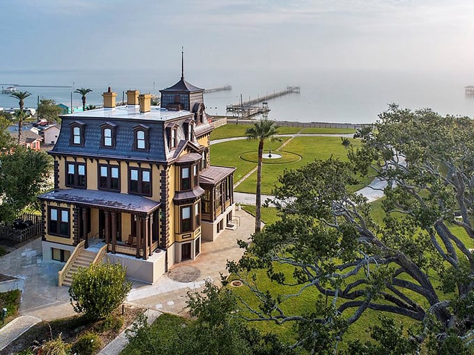 Talk about a room with a view! The Fulton Mansion's prime coastal location offers a breathtaking panorama that would make even the most jaded traveler swoon.