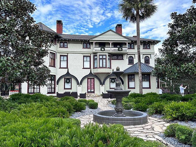 Who needs a wishing well when you've got a fountain this fancy? Toss a coin and dream of hat-sized fortunes.