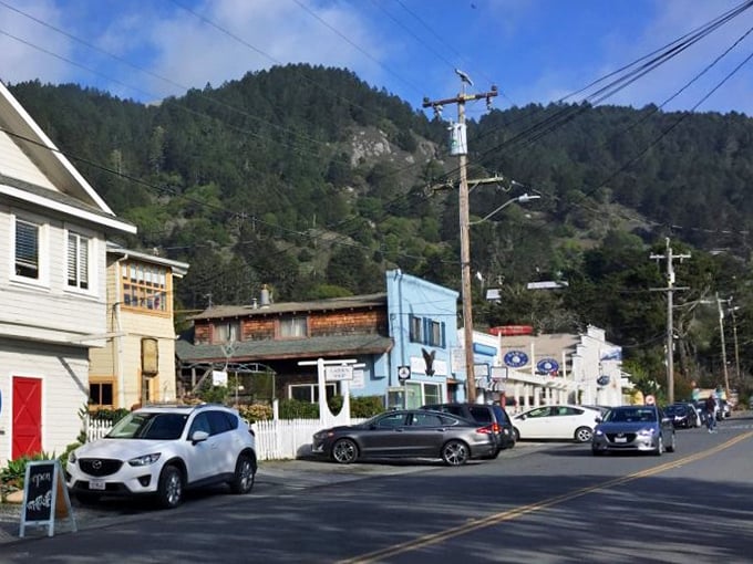 Small-town charm meets big-time views. Stinson's main drag is where beach vibes and mountain majesty collide in a delightful coastal cocktail.