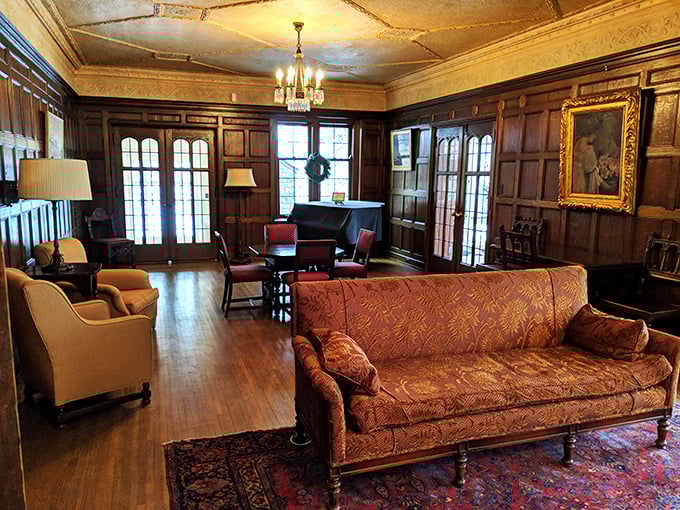 Step into a time machine! This room whispers tales of jazz-age soir&eacute;es and Gatsby-esque glamour.