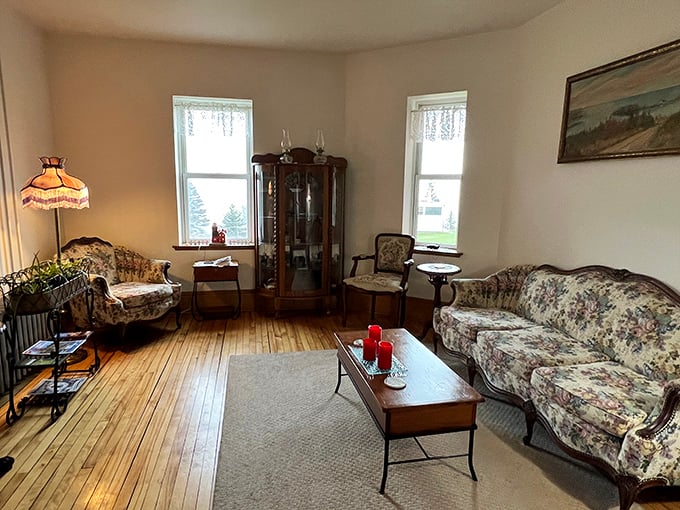 Step into a time capsule of comfort. This living room whispers tales of maritime adventures while tempting you to curl up with a good book and a warm cup of cocoa.