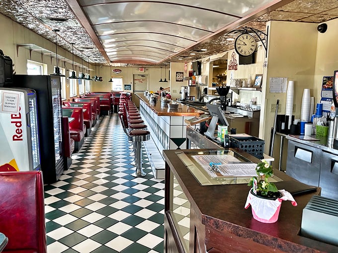 Step inside and you're transported to a bygone era. The checkered floor practically begs you to do the twist while waiting for your eggs!