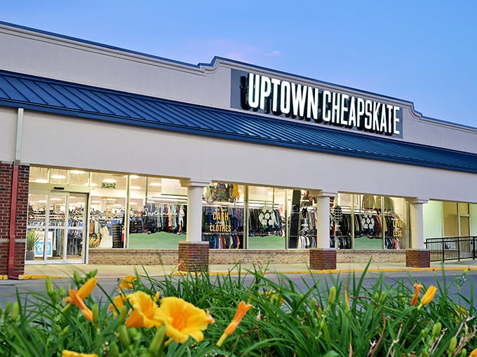 Bargain hunting never looked so chic! Uptown Cheapskate is where your wallet and wardrobe become best friends.