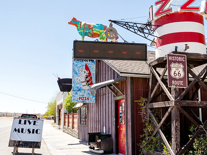 Cross Eyed Cow Pizza: Where Route 66 meets pizza paradise! This quirky joint serves up slices with a side of Americana.