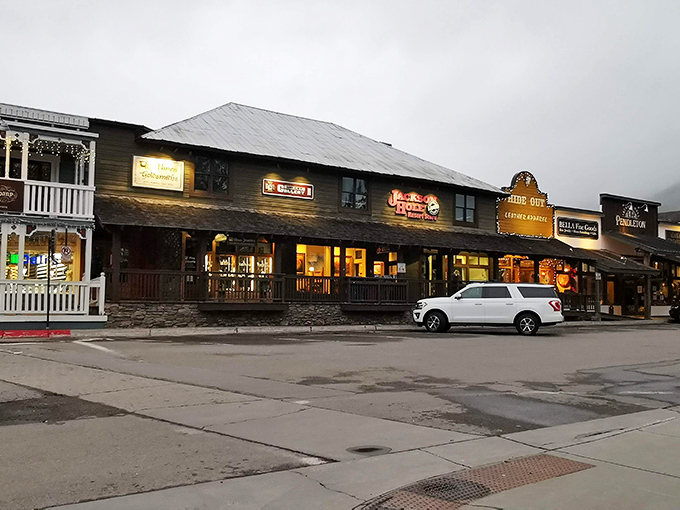 Howdy, gourmet paradise! Jackson Hole Farmer's Market serves up a feast for the senses, where farm-fresh meets fabulous in the shadow of the Tetons.