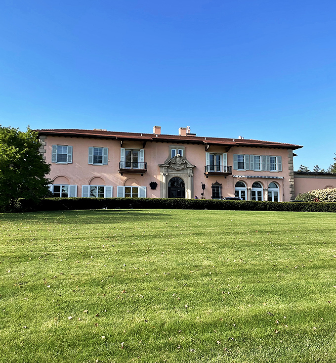 Loyola at Cuneo Mansion: "La dolce vita in the Midwest! This pink palazzo looks ready to host George Clooney for an Italian summer soir&eacute;e."