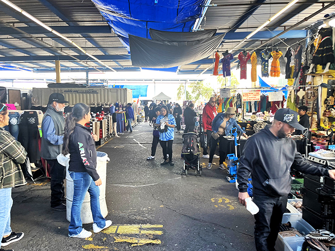 Phoenix Park 'n Swap: Where the Wild West meets bargain bonanza! Sun-drenched aisles filled with everything from cowboy boots to cactus.