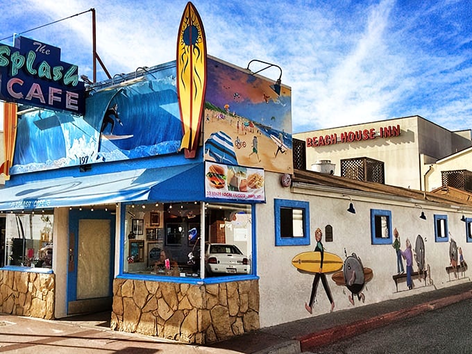 Splash Caf&eacute;: A feast for the eyes and the taste buds! This vibrant spot looks like it was painted by a mermaid with a flair for pop art.