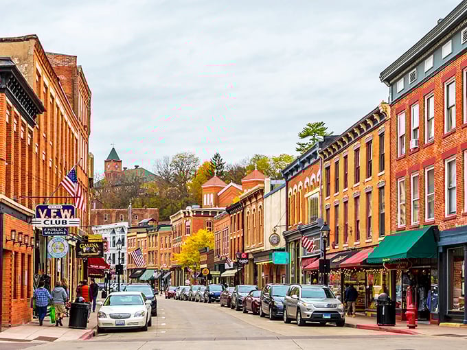 Red brick and wrought iron galore! Galena's architecture is like a Victorian novel come to life – minus the corsets and consumption.