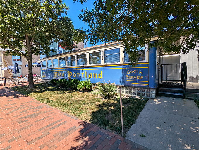 Booth service and bygone charm? Miss Portland's got you covered. Slide in for a slice of pie and a helping of mid-century magic.